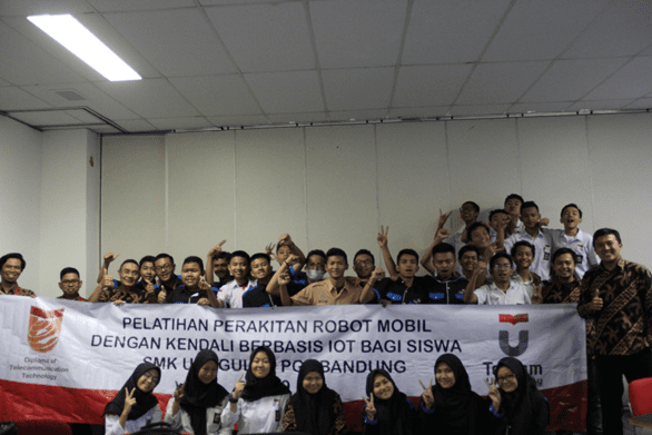 PELATIHAN PERAKITAN ROBOT MOBIL DENGAN KENDALI BERBASIS IOT BAGI SISWA SMK UNGGULAN PGII BANDUNG ...